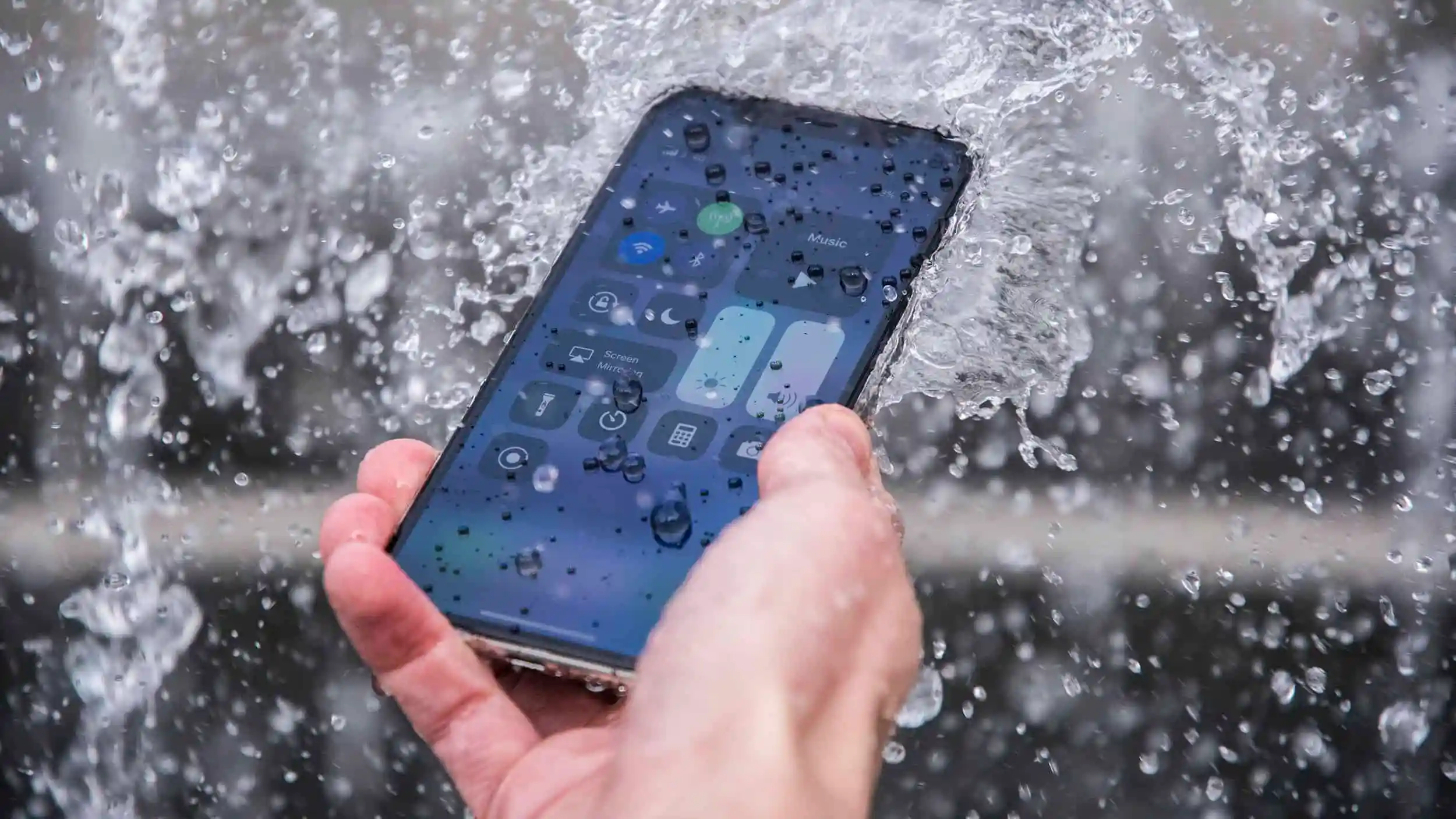 10 ações imediatas para fazer quando seu iPhone cai na água - Unicell